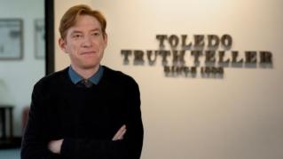 The Paper (2025) 01x01 - Pilot - TView